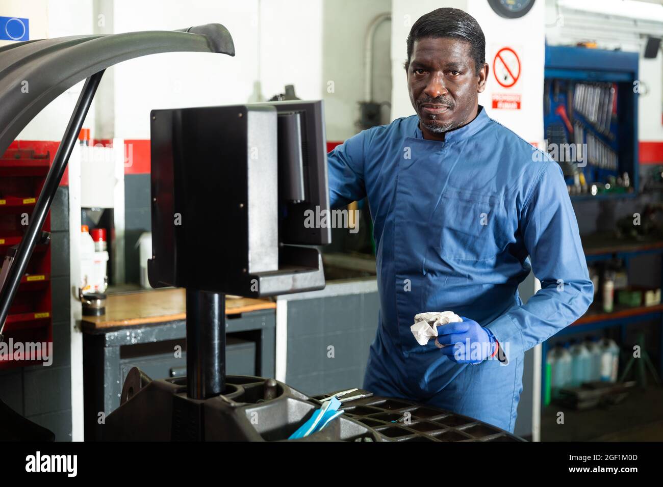 Mechanic using computer in auto hi-res stock photography and images - Alamy