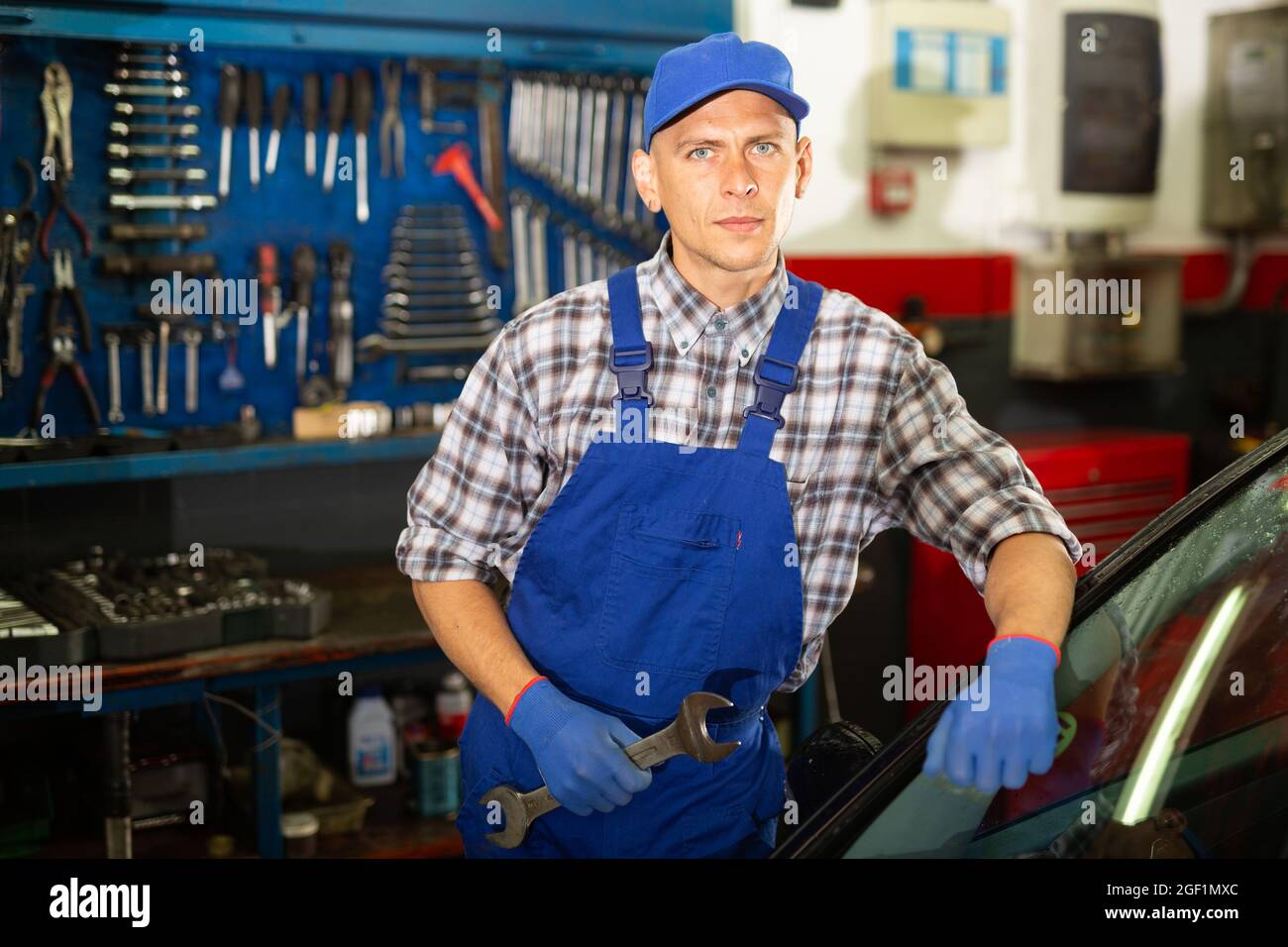 Professional auto mechanic posing in workshop Stock Photo - Alamy