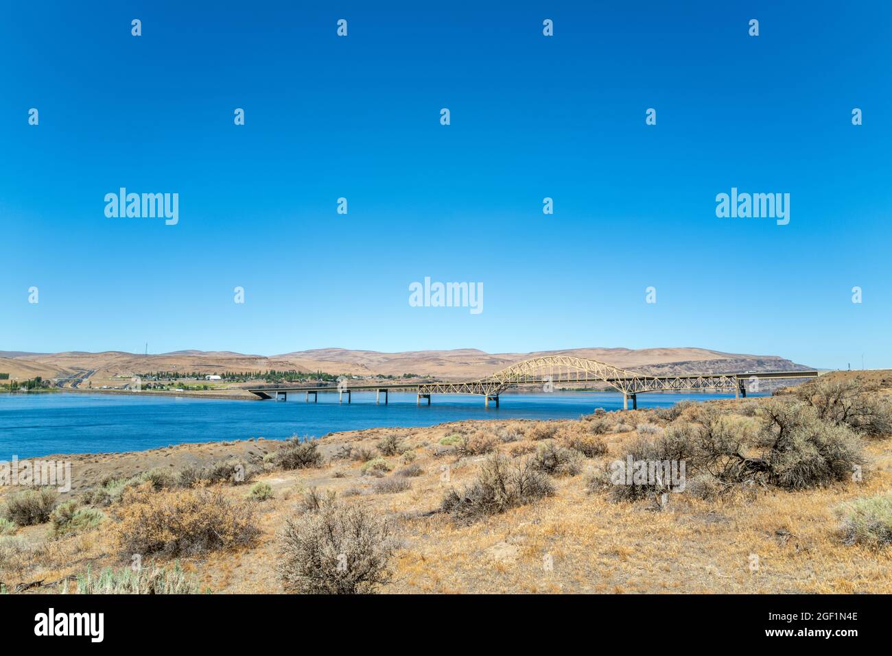 The Vantage Bridge crosses the Columbia River in Washington, USA Stock ...