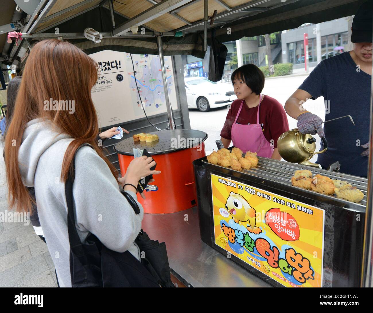 Bungeoppang - Korean fish-shaped pastry vendor in Seoul, South Korea ...