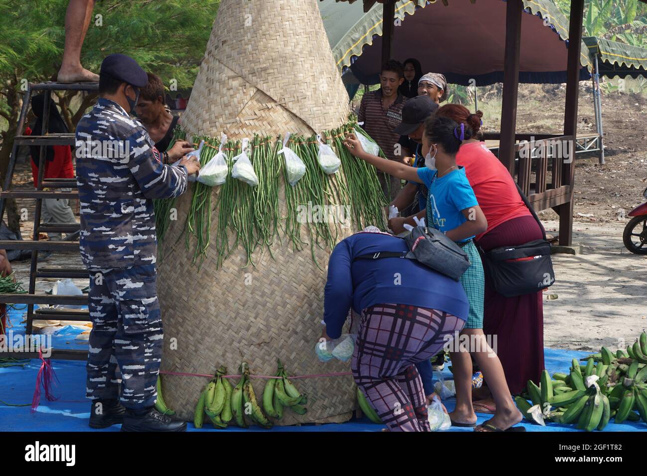 People arrange vegetables to make tumpeng sayur (vegetable cone) for ...