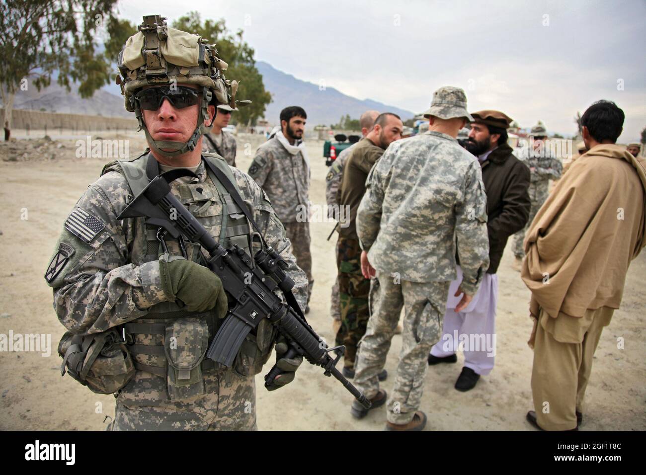 Army soldiers with personal security detachment hi-res stock ...