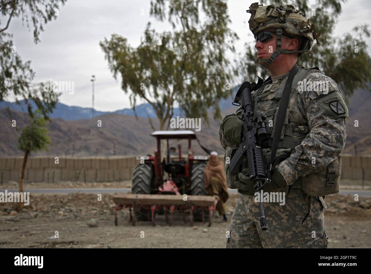 Army soldiers with personal security detachment hi-res stock ...
