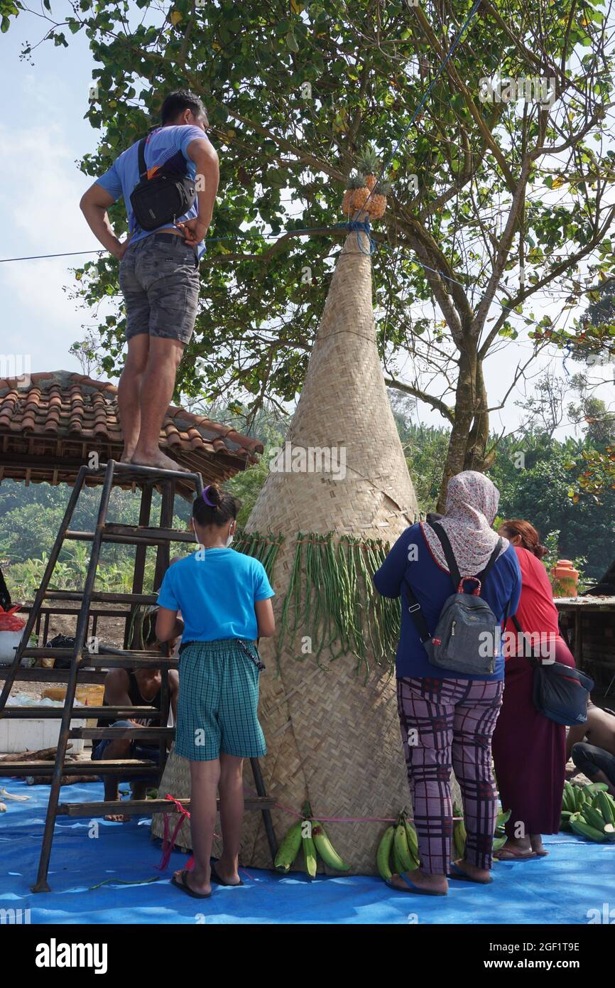 People arrange vegetables to make tumpeng sayur (vegetable cone) for ...
