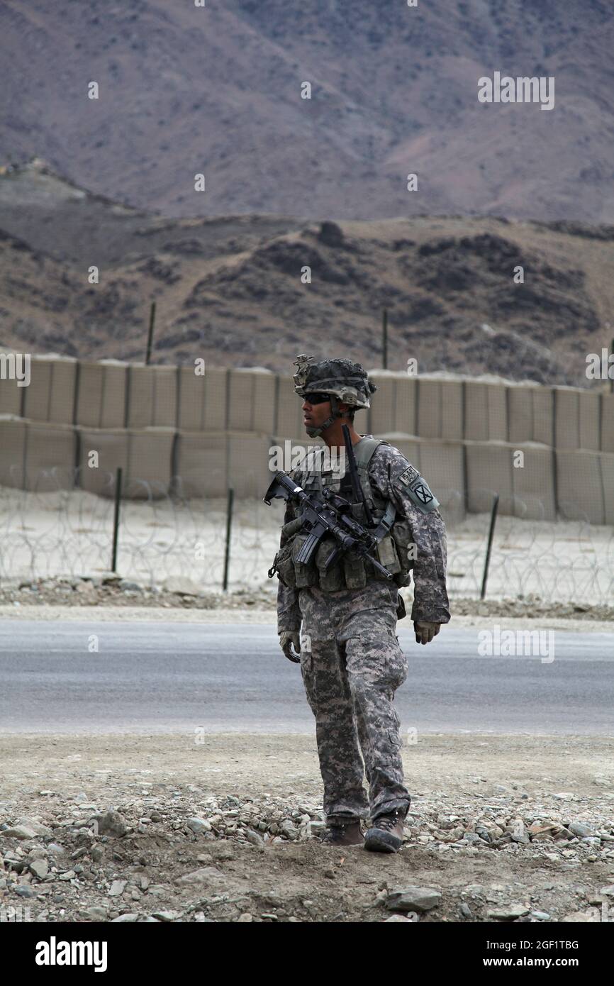 Army soldiers with personal security detachment hi-res stock ...