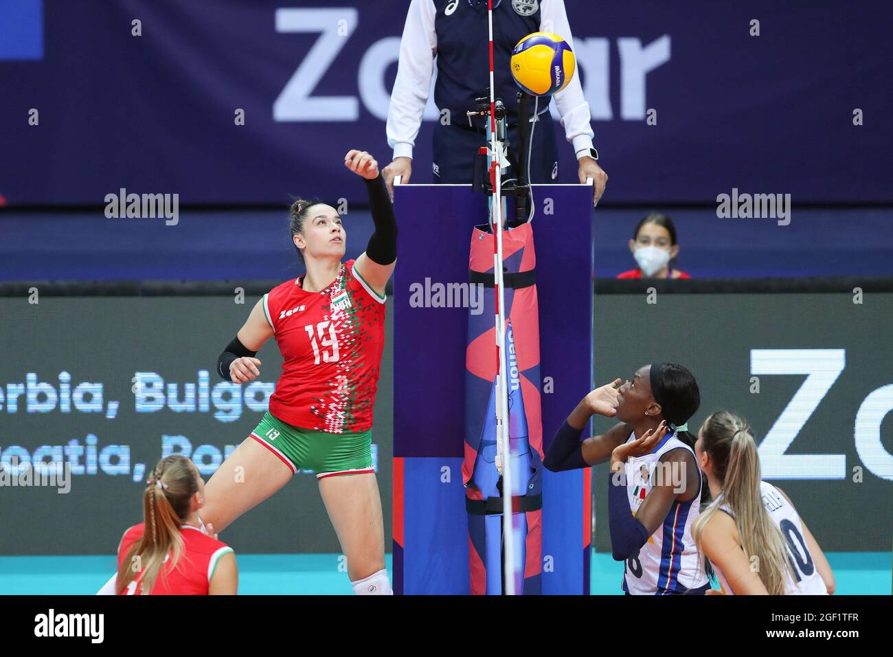 (210823) -- ZADAR, Aug. 23, 2021 (Xinhua) -- Greta Kiss (L) of Hungary spikes during the CEV ...