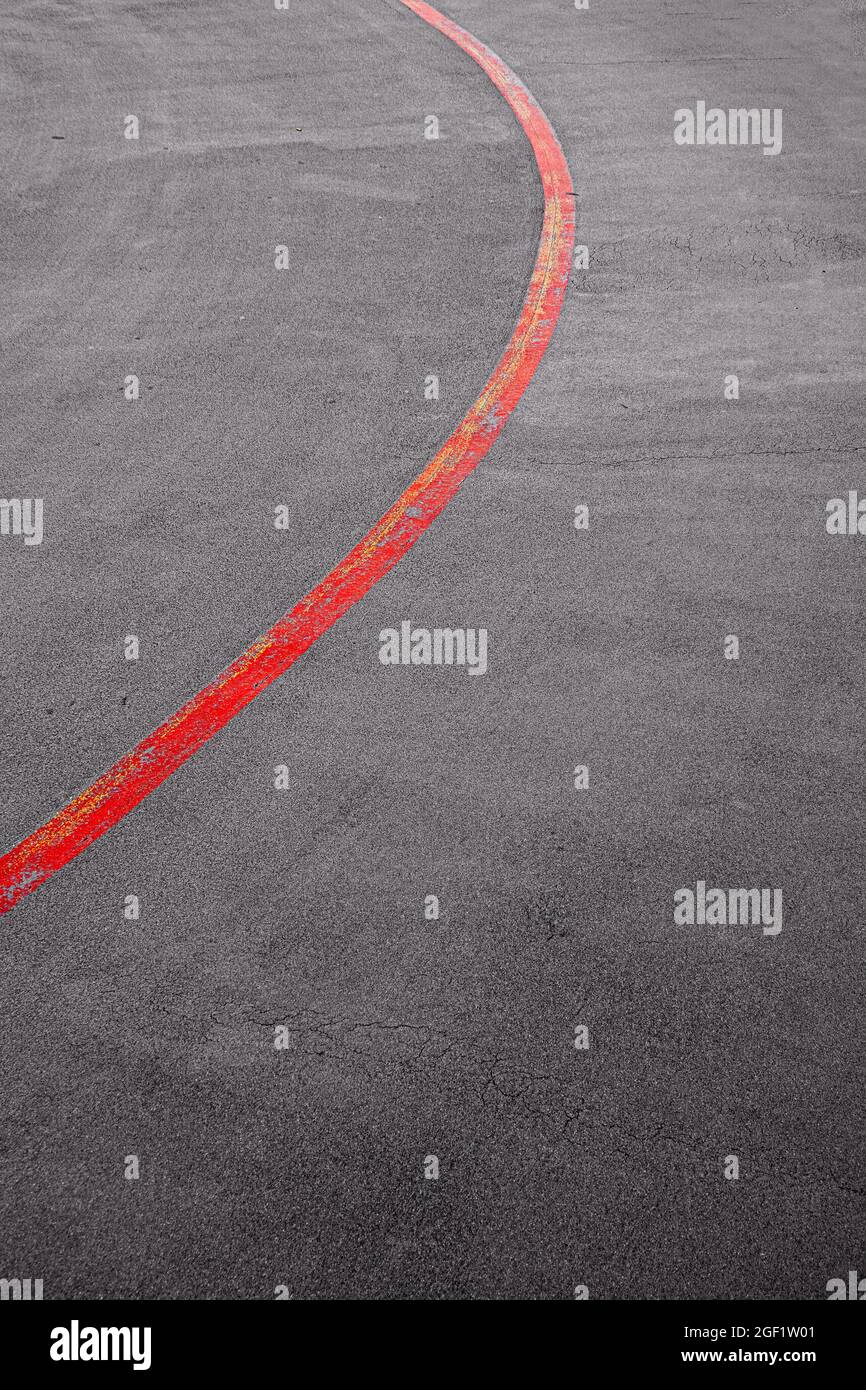 red line separating the lanes on a road Stock Photo - Alamy