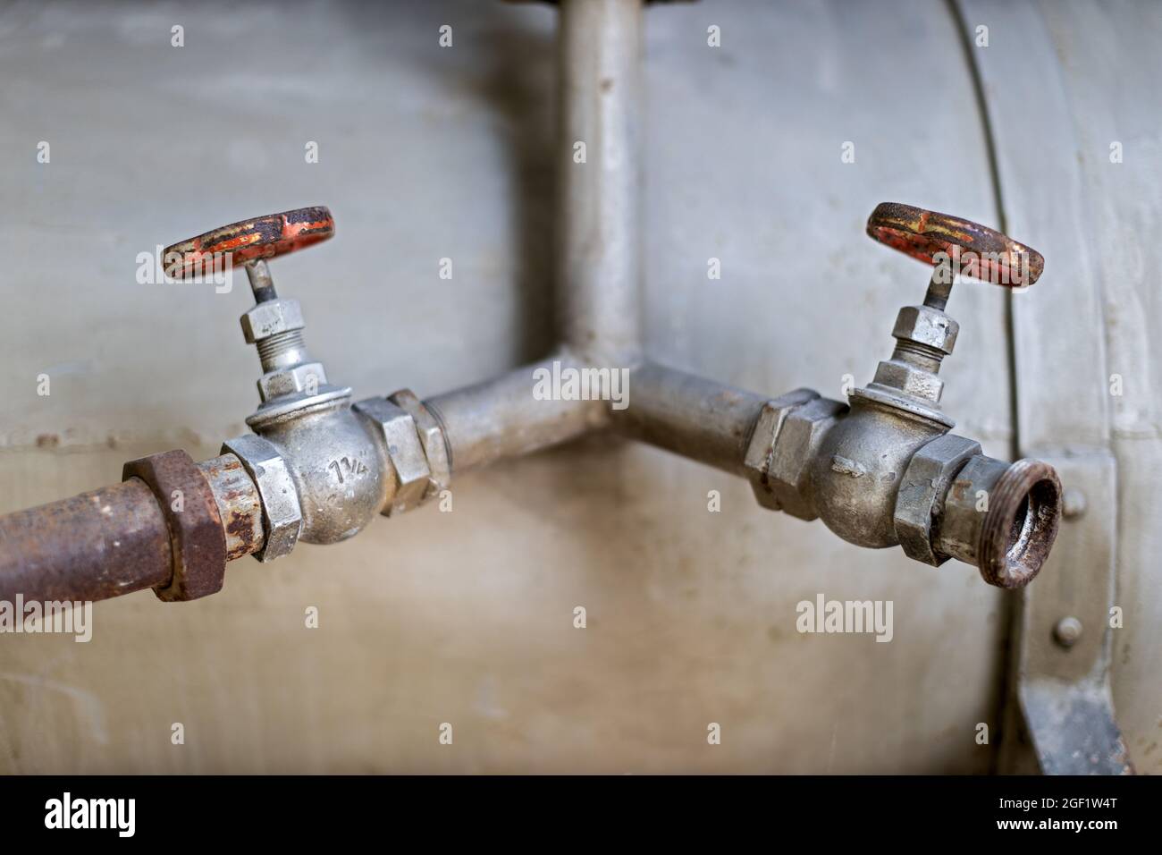 Outdoor water faucets hi-res stock photography and images - Alamy