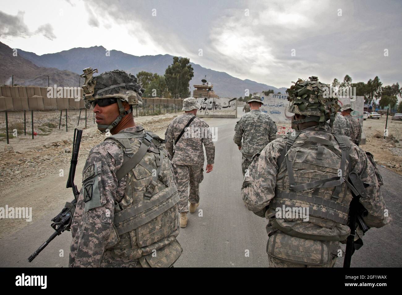 Army soldiers with personal security detachment hi-res stock ...