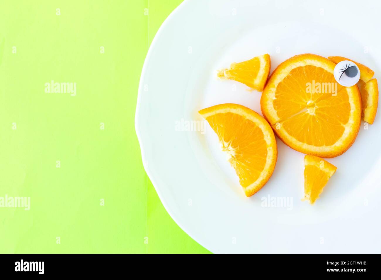 Kids eating orange slices hi-res stock photography and images - Alamy