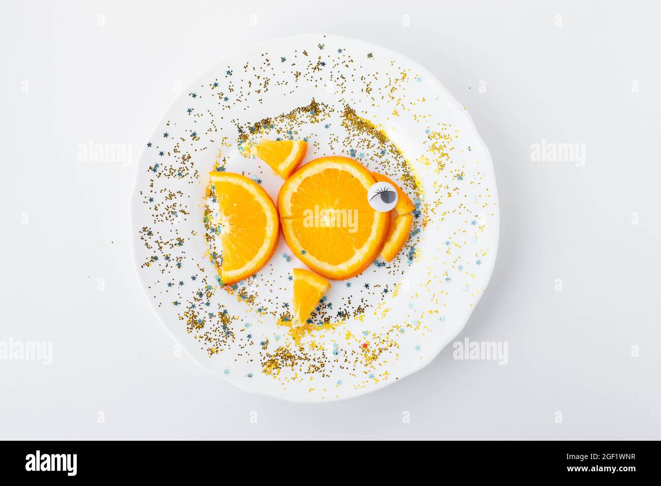 Kids eating orange slices hi-res stock photography and images - Alamy