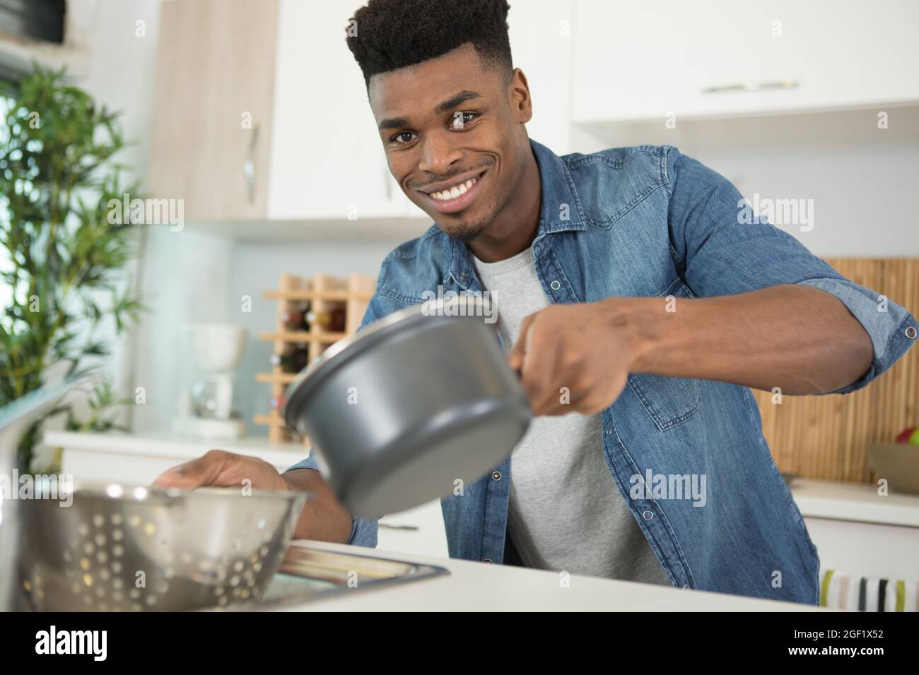 Man straining hi-res stock photography and images - Alamy