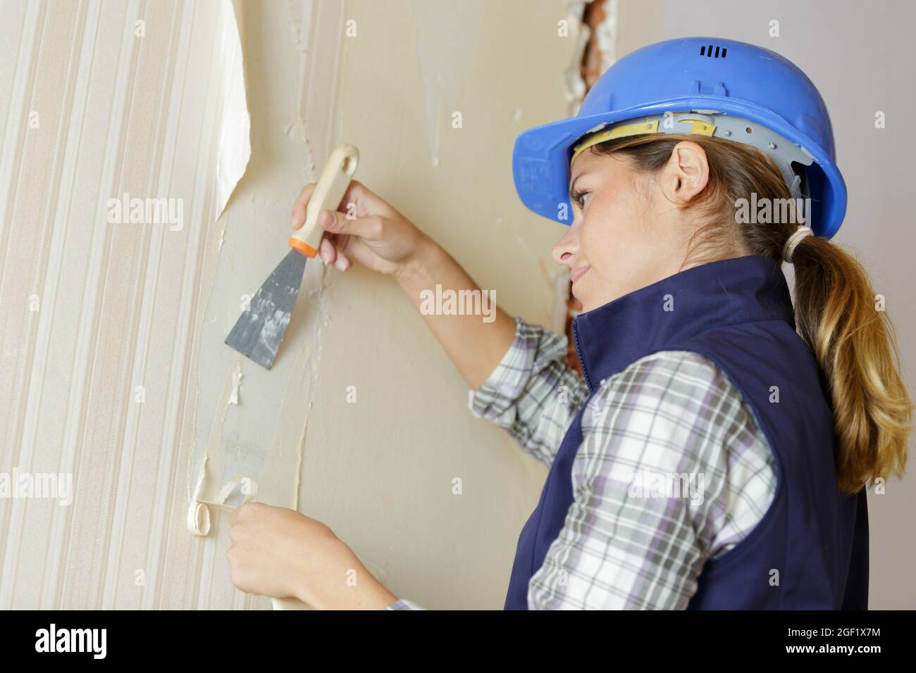 portrait of a woman plastering wall Stock Photo - Alamy