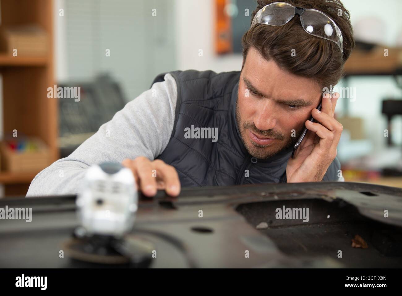 mechanic uses the phone to respond to customer messages Stock Photo - Alamy