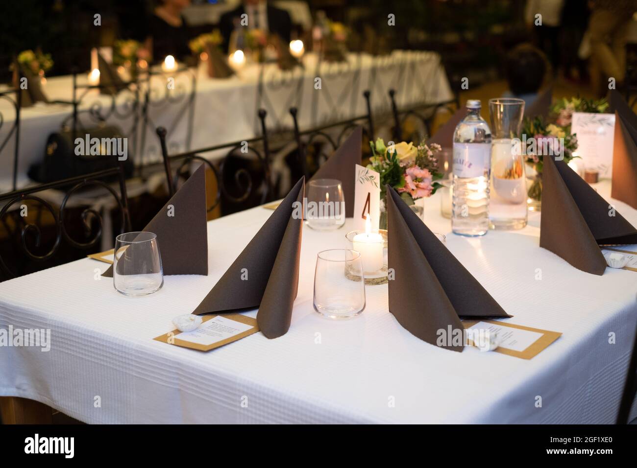Elegant table set up in a wedding reception Stock Photo - Alamy