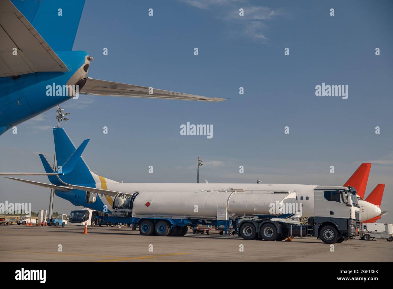 In flight refueling hi-res stock photography and images - Alamy