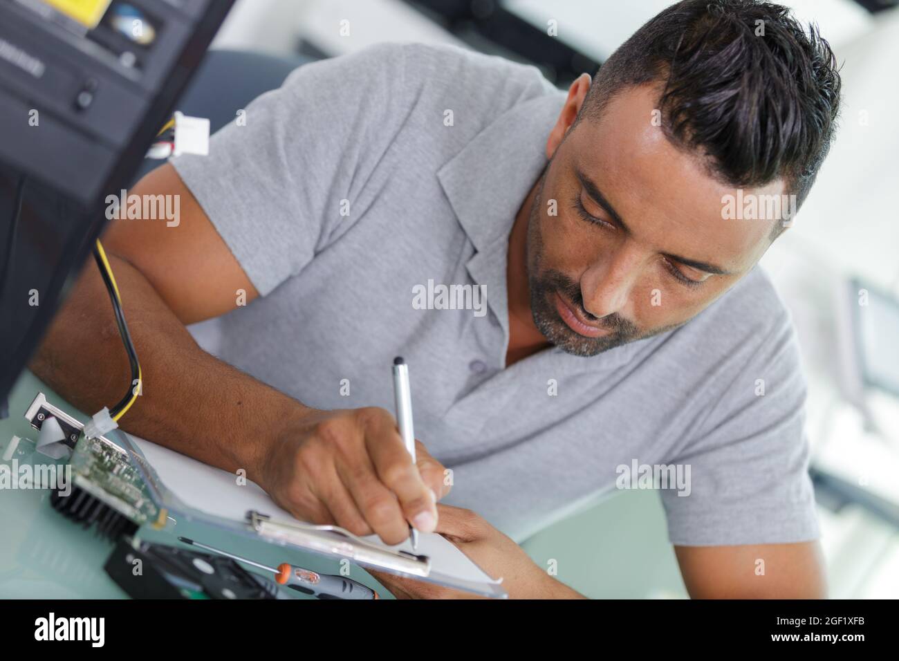 Fix broken things hi-res stock photography and images - Alamy