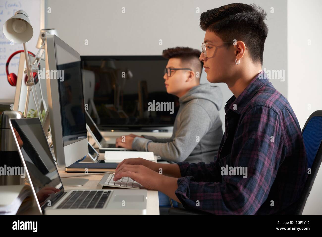 Software developer class hi-res stock photography and images - Alamy