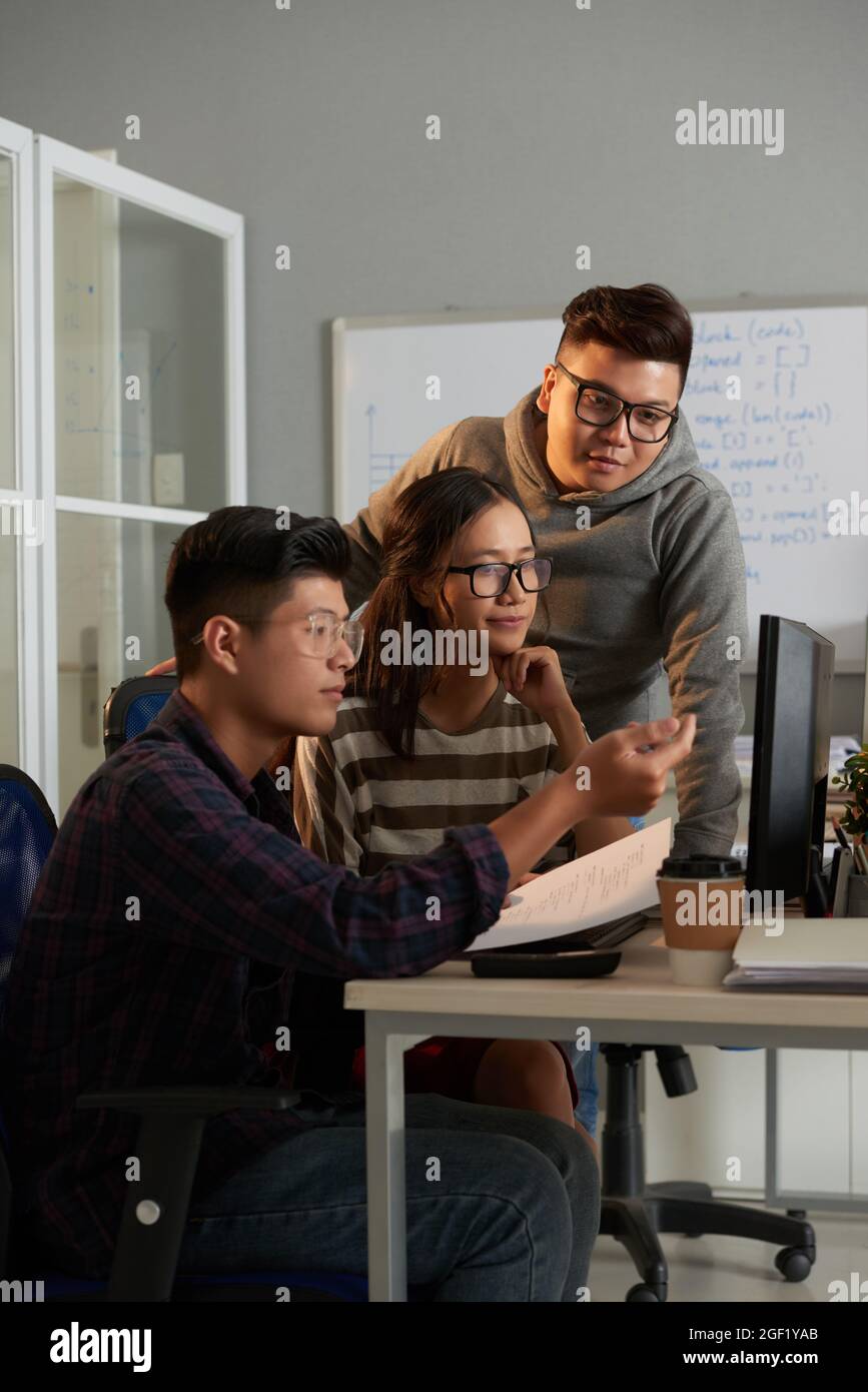 Group science project computer hi-res stock photography and images - Alamy