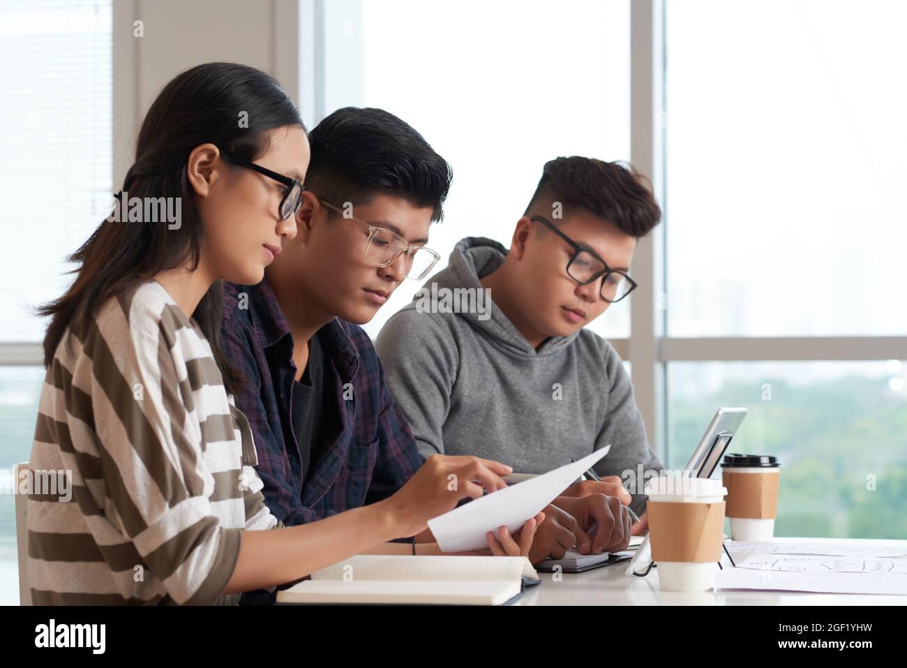 College students drinking coffee hi-res stock photography and images ...