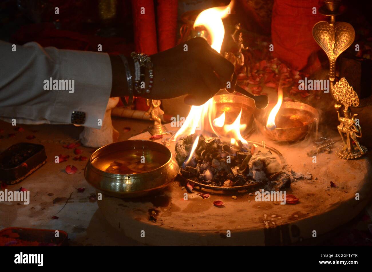 Pakistani Hindus pray in the temple during the celebration of Raksha ...