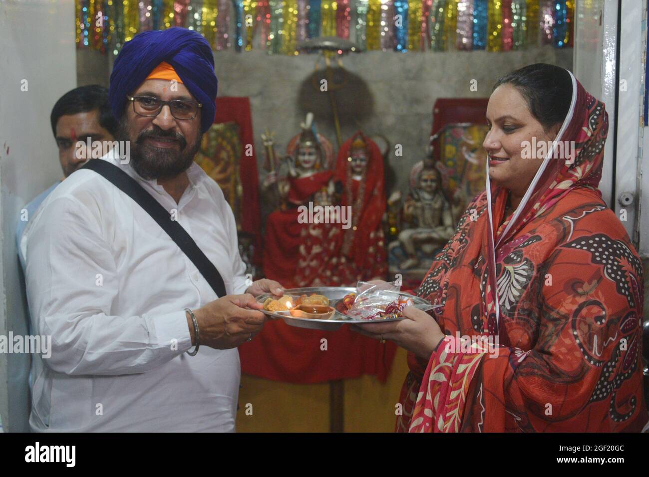Pakistani Hindu people performing religious rituals after tying Rakhi ...