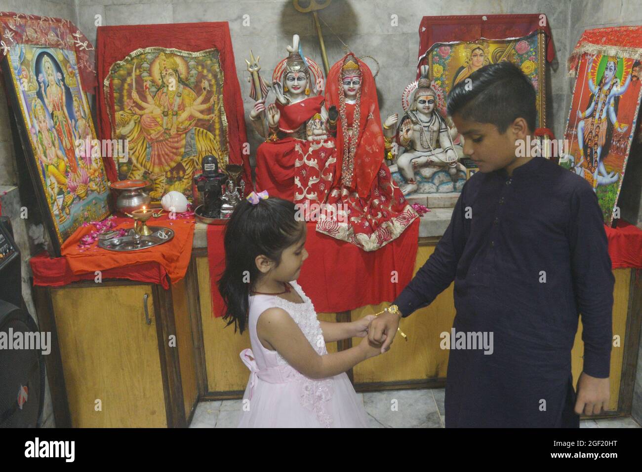 Pakistani Hindu people performing religious rituals after tying Rakhi ...