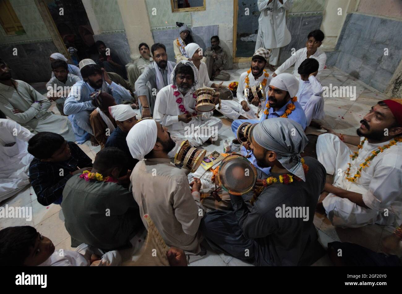 Pakistani Hindus pray in the temple during the celebration of Raksha ...