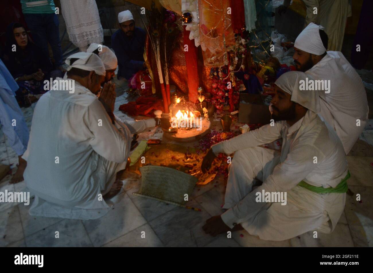 Pakistani Hindus pray in the temple during the celebration of Raksha ...