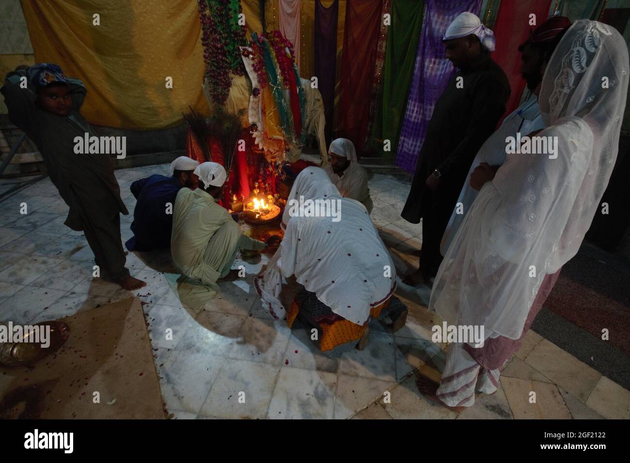 Pakistani Hindus pray in the temple during the celebration of Raksha ...