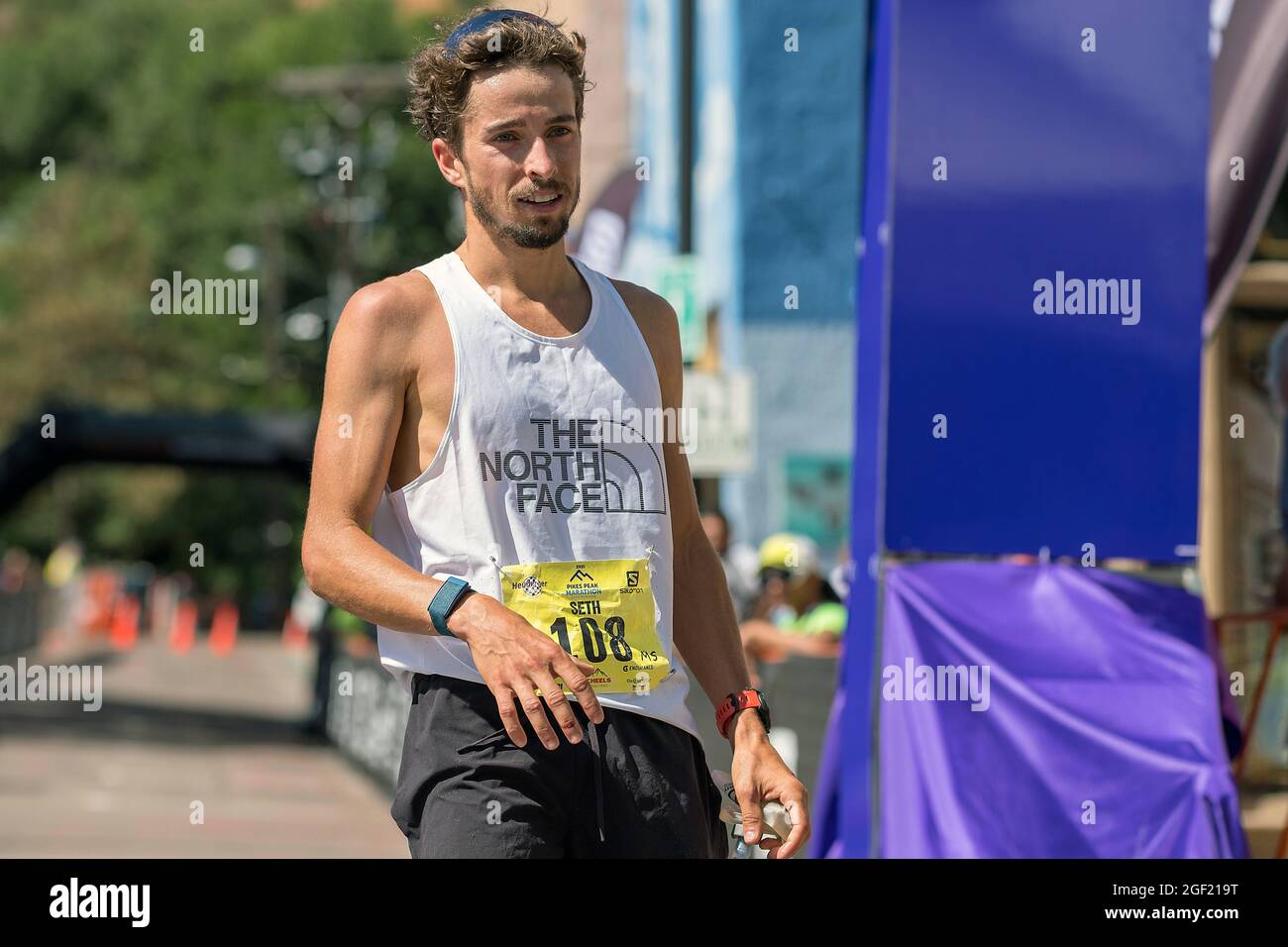 Marathon finish line mountains hi-res stock photography and images - Alamy