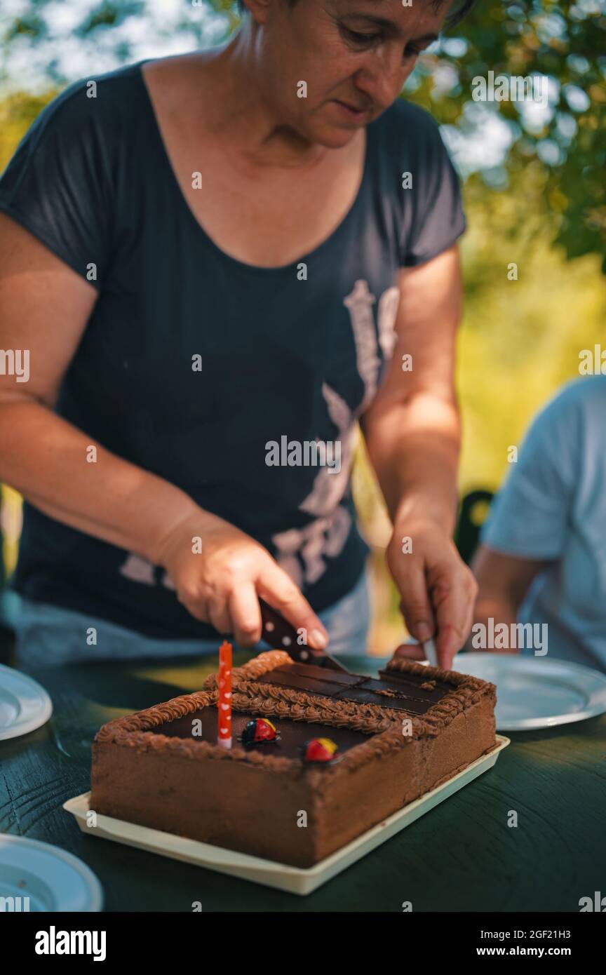 Woman cut cake hi-res stock photography and images - Alamy