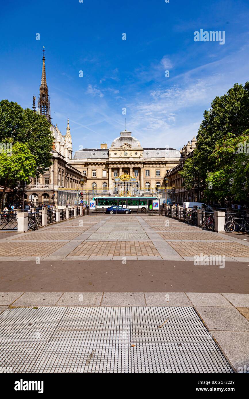 Palais de justice paris gates hi-res stock photography and images - Alamy