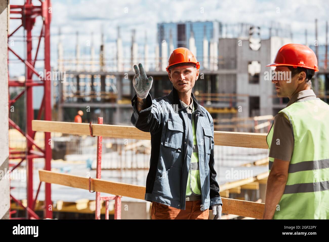 High rise building construction worker hi-res stock photography and ...