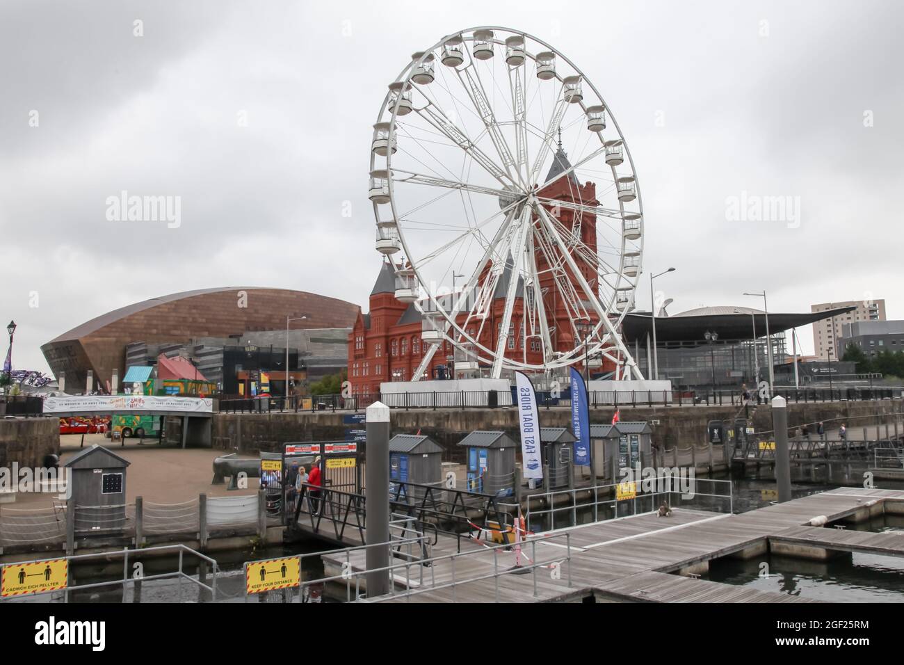 Cardiff eye carousel hi-res stock photography and images - Alamy