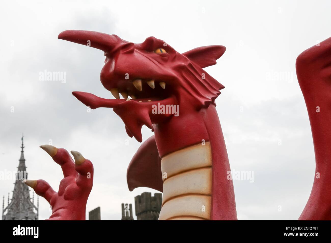 Welsh red dragon castle hi-res stock photography and images - Alamy