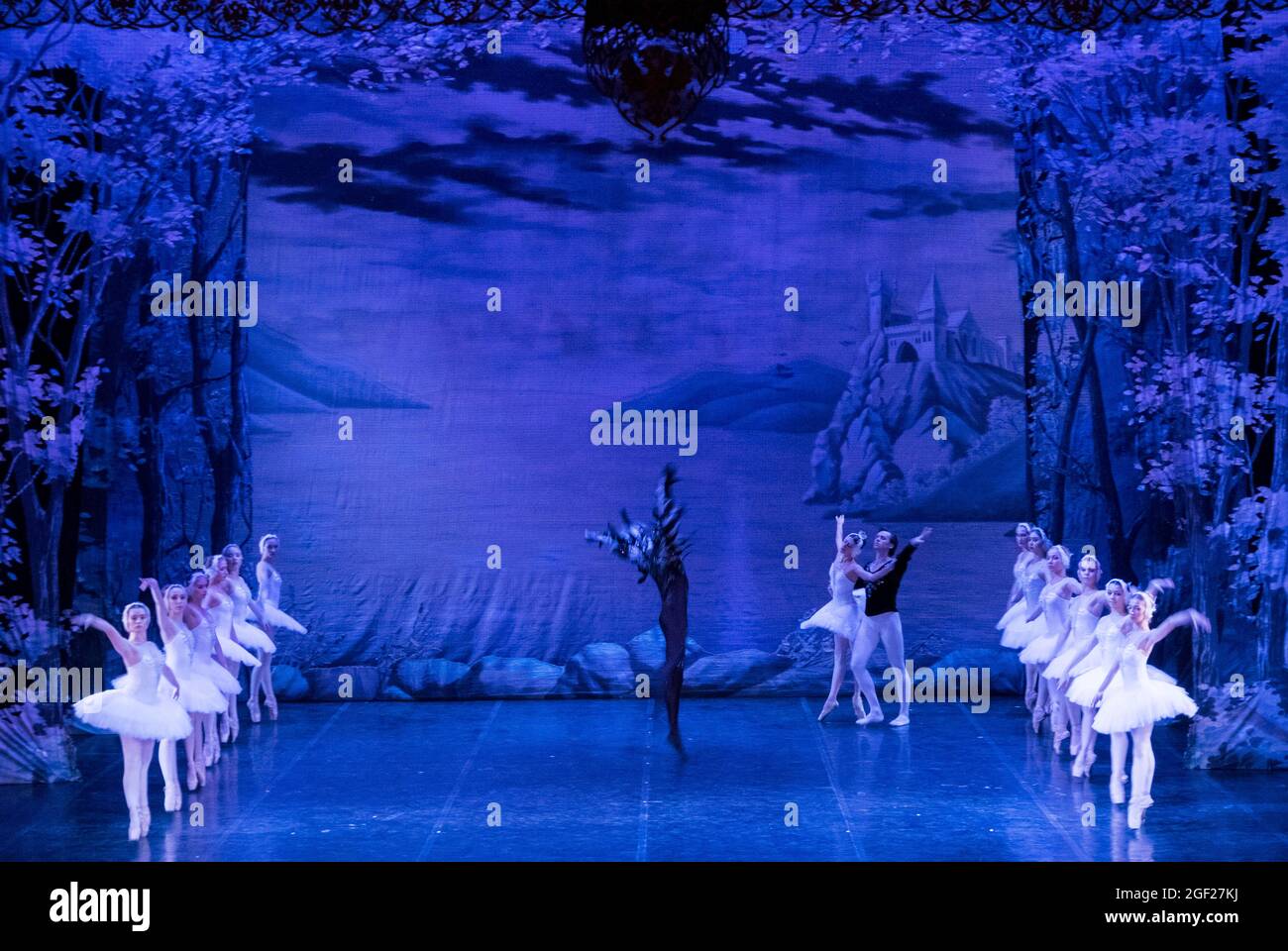 Russian swan lake dance hi-res stock photography and images - Alamy