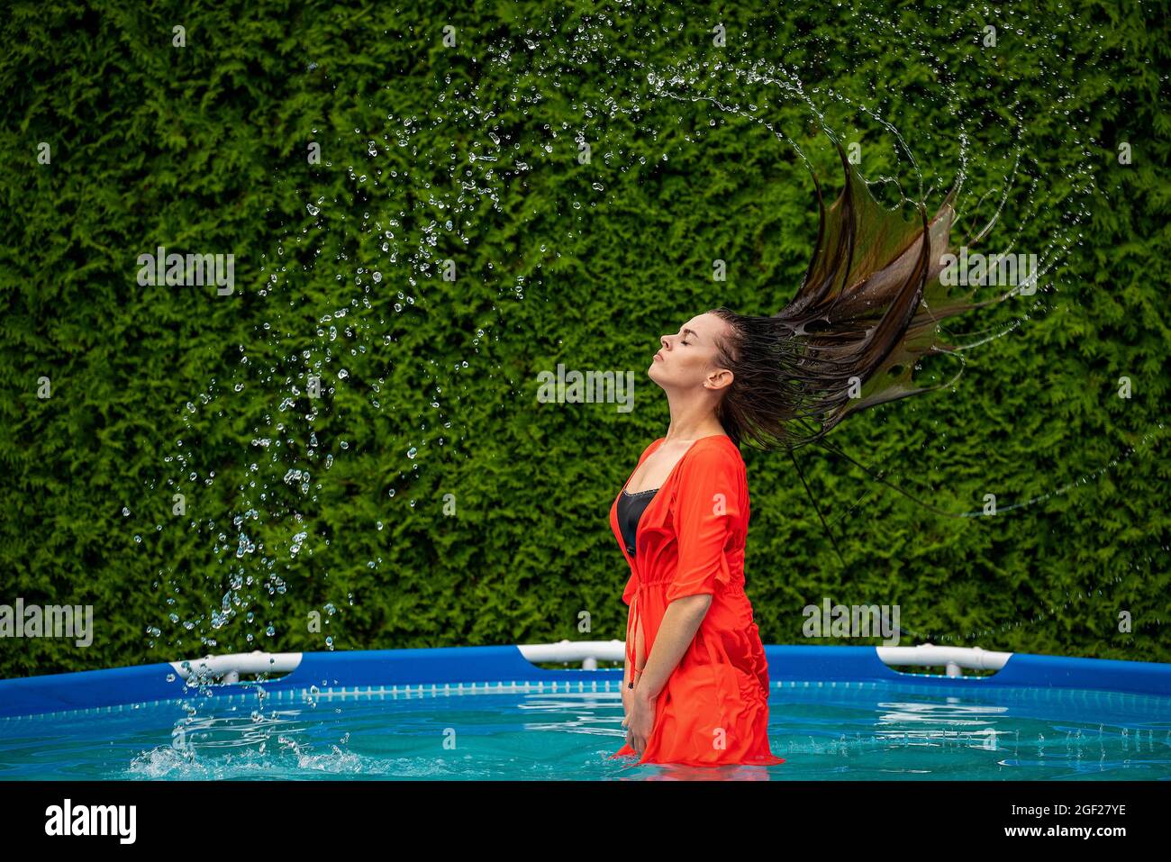 Back of head wet hair hi-res stock photography and images - Alamy