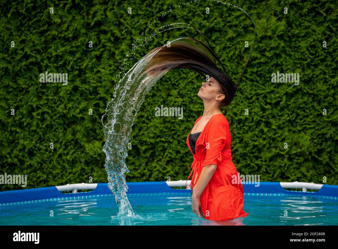 Back of head wet hair hi-res stock photography and images - Alamy