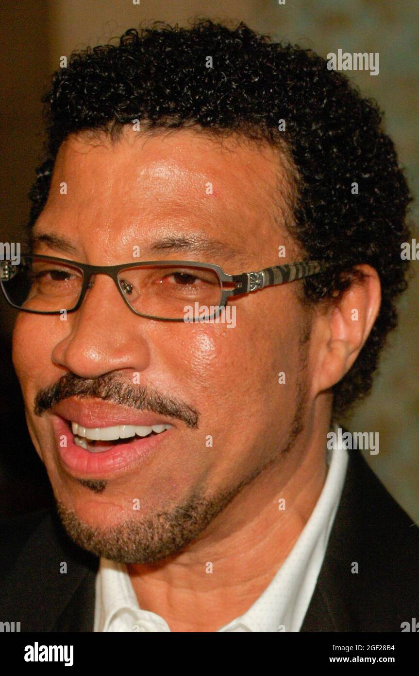 Singer Lionel Richie attends red carpet arrives at the 25th Annual ...