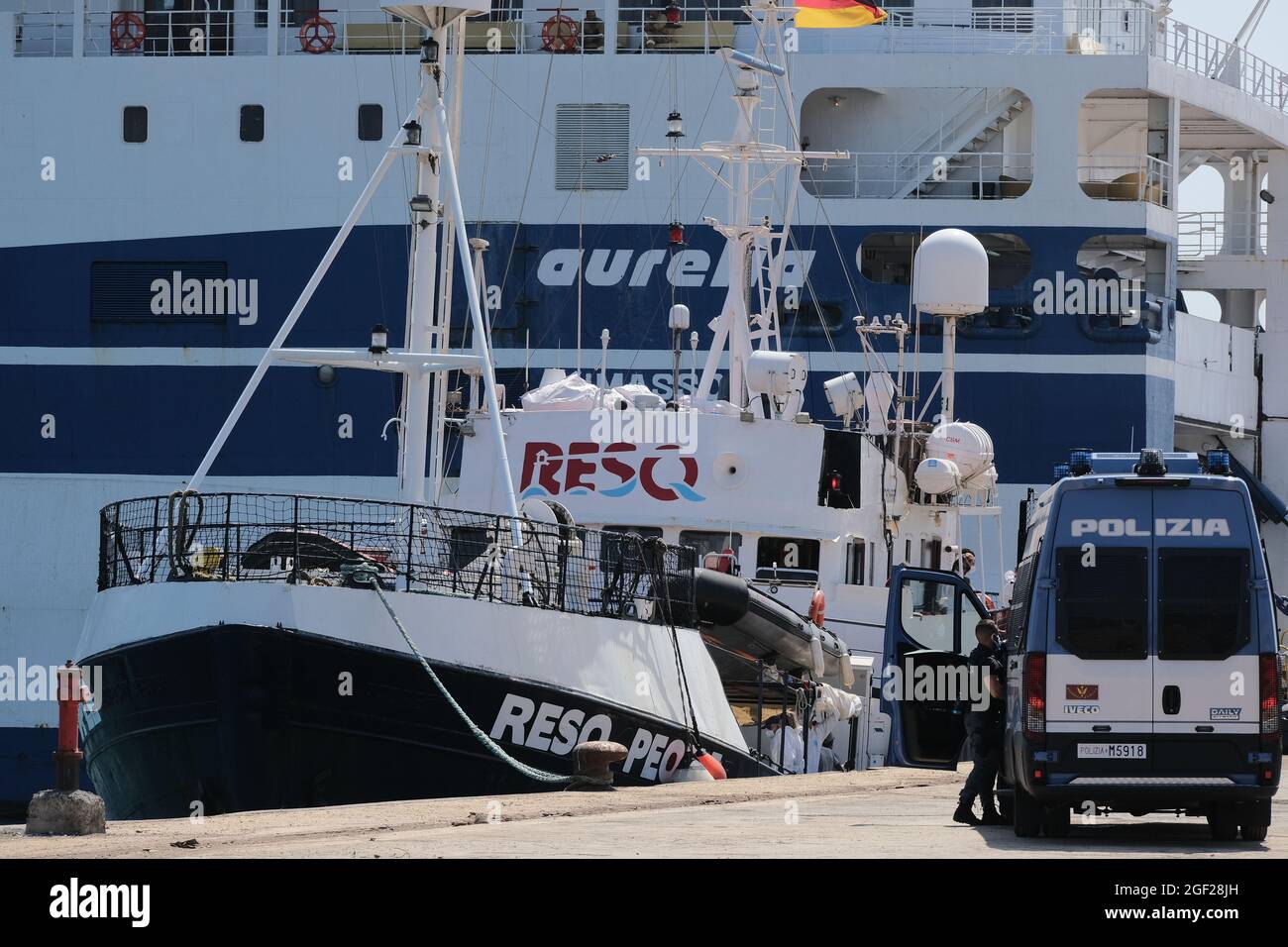 Immigrant immigration ship hi-res stock photography and images - Alamy