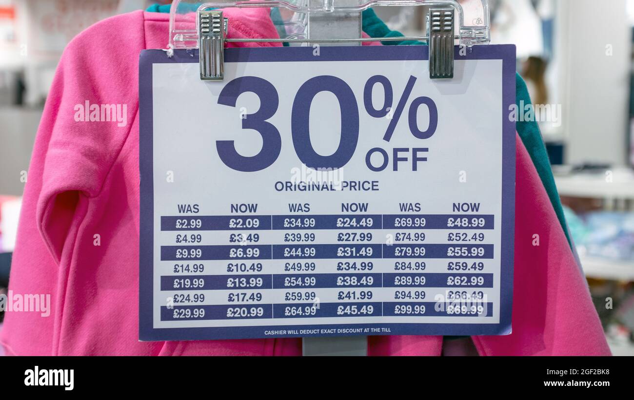 Gap closing down sale UK. All 81 UK shops closing Stock Photo - Alamy