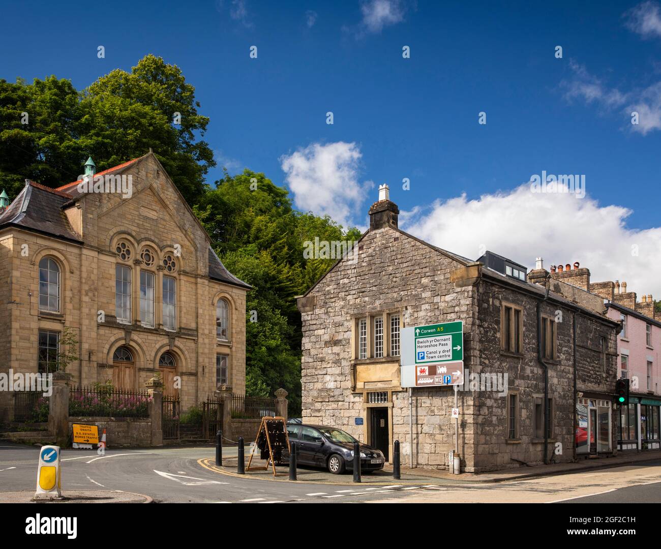 UK Wales, Clwyd, Llangollen, old Chapel at Hill Street junction with A5 ...