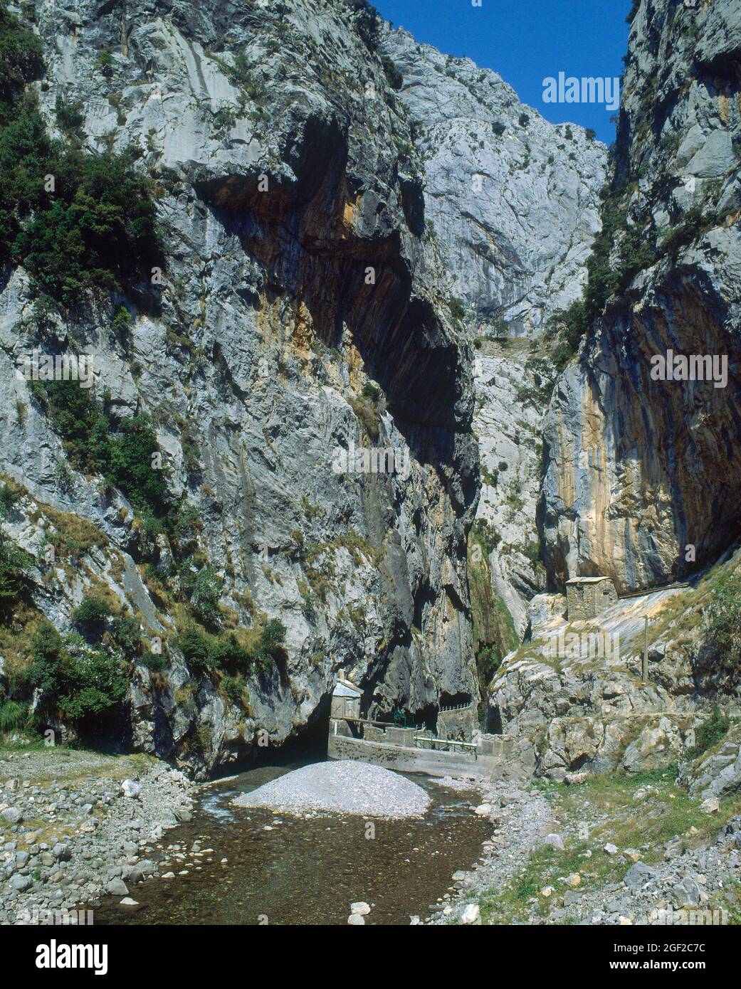 PRESA DE CAIN SOBRE EL RIO CARES - FOTO AÑOS 00 SIGLO XXI. Location ...