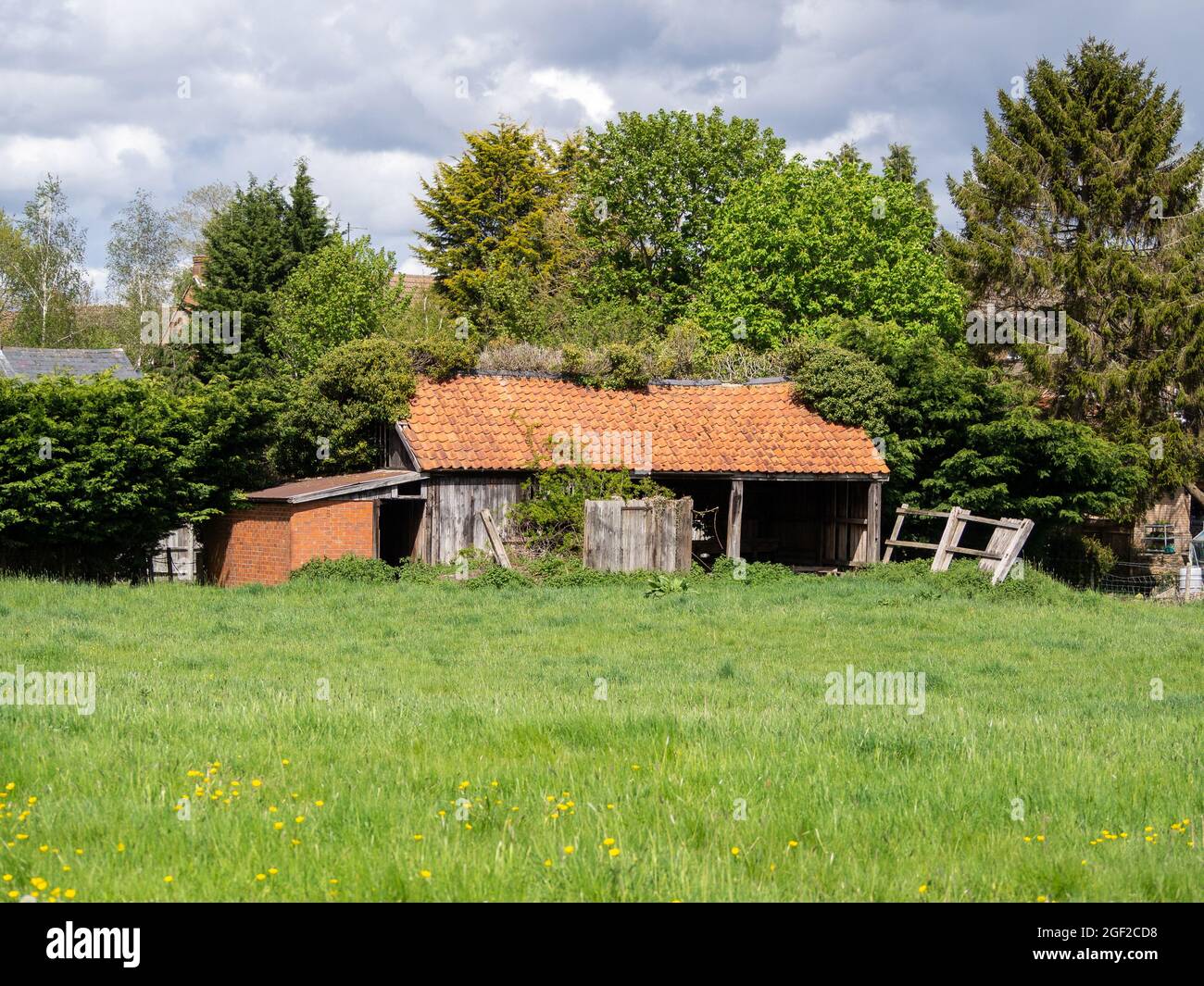 Ramshackle farm building hi-res stock photography and images - Alamy