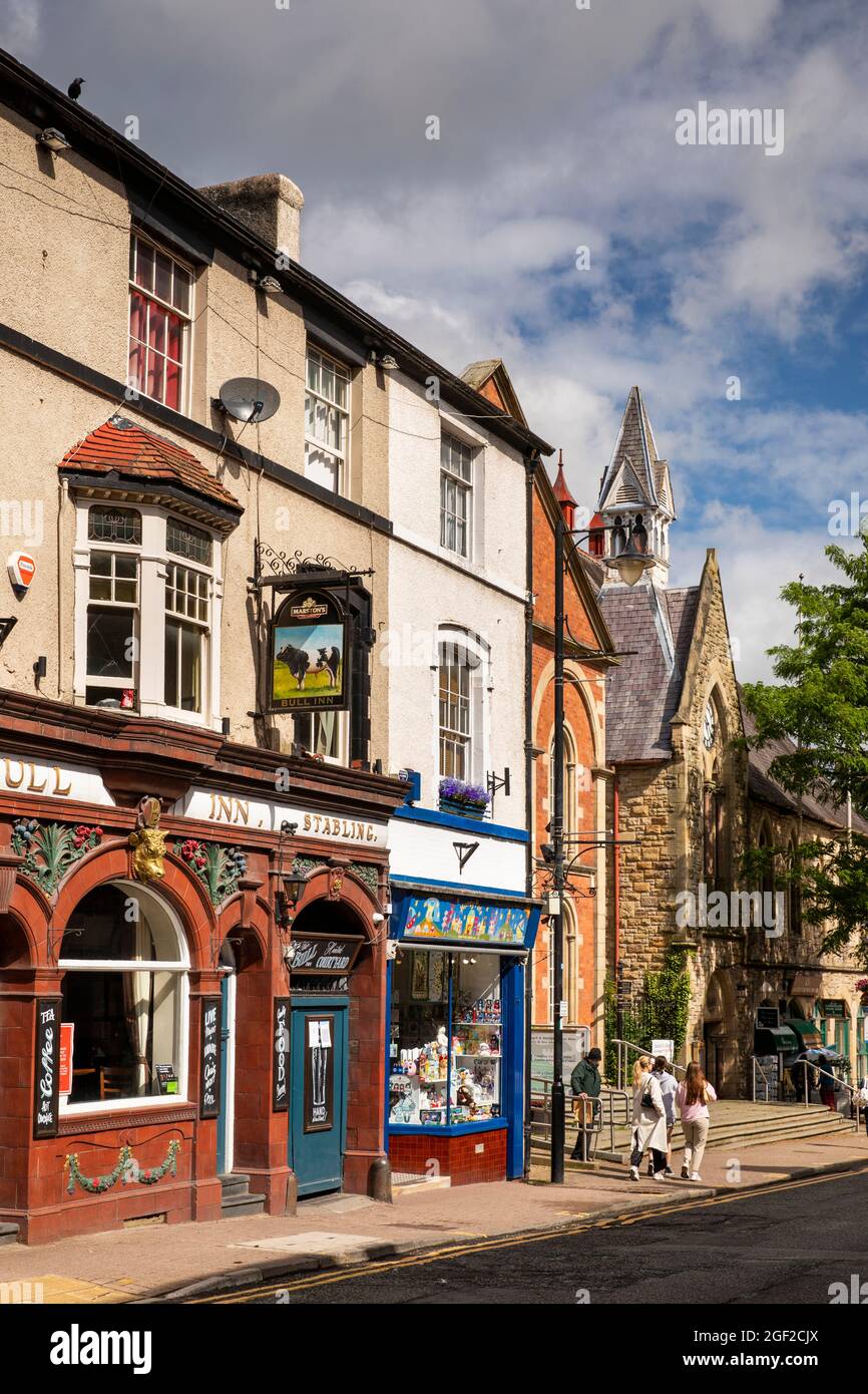 UK Wales, Clwyd, Llangollen, Castle Street, Bull Inn and Tourist ...