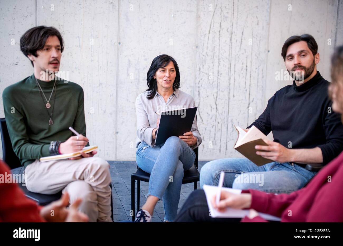 Talking circle hi-res stock photography and images - Alamy