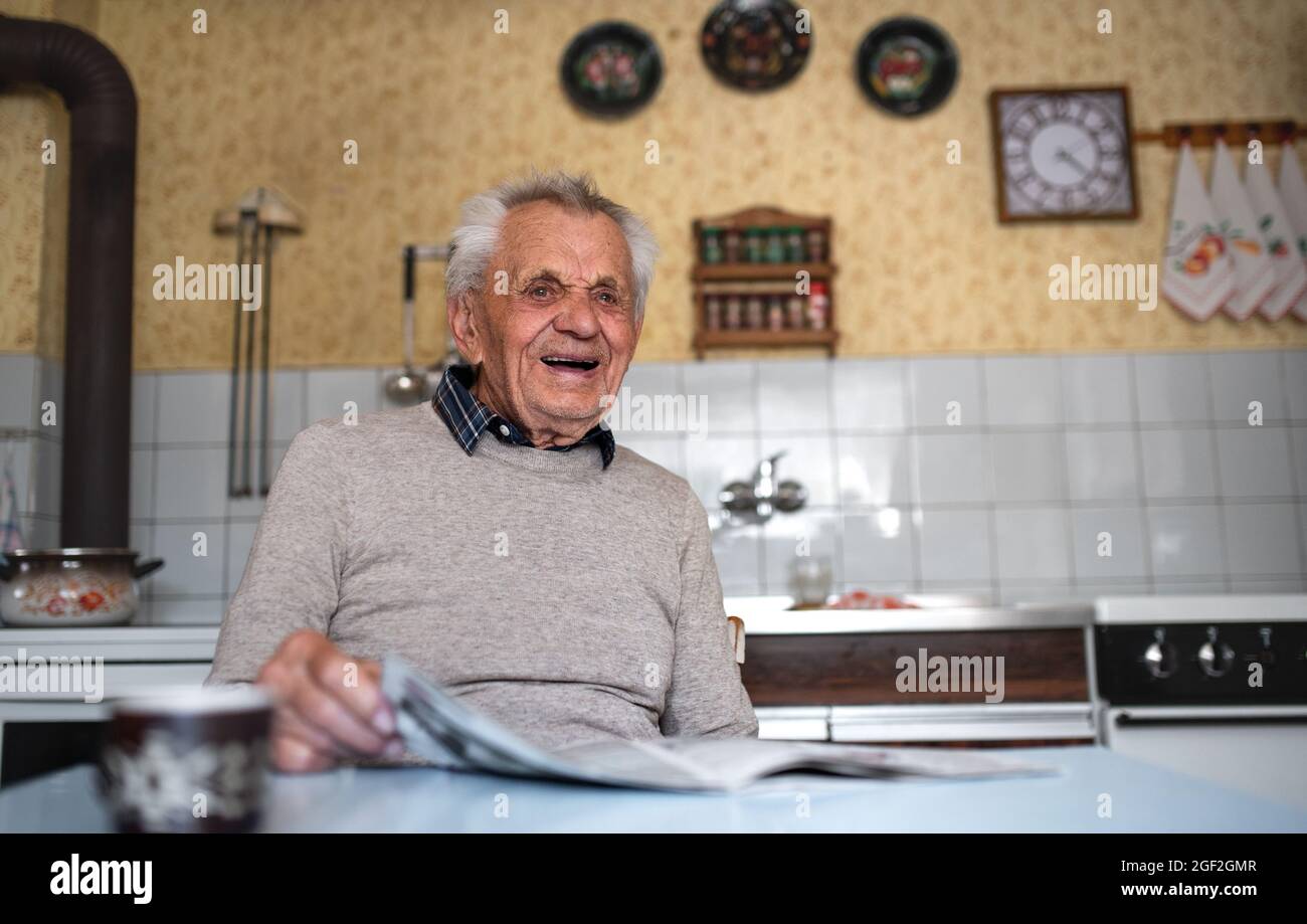 Elderly man at home reading hi-res stock photography and images - Alamy