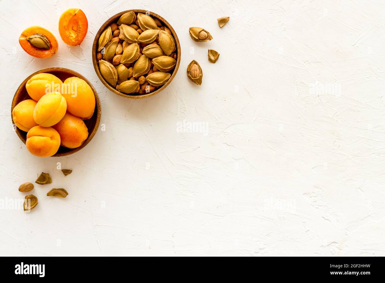 Apricots and apricot pits kernel in bowl. Overhead view Stock Photo - Alamy