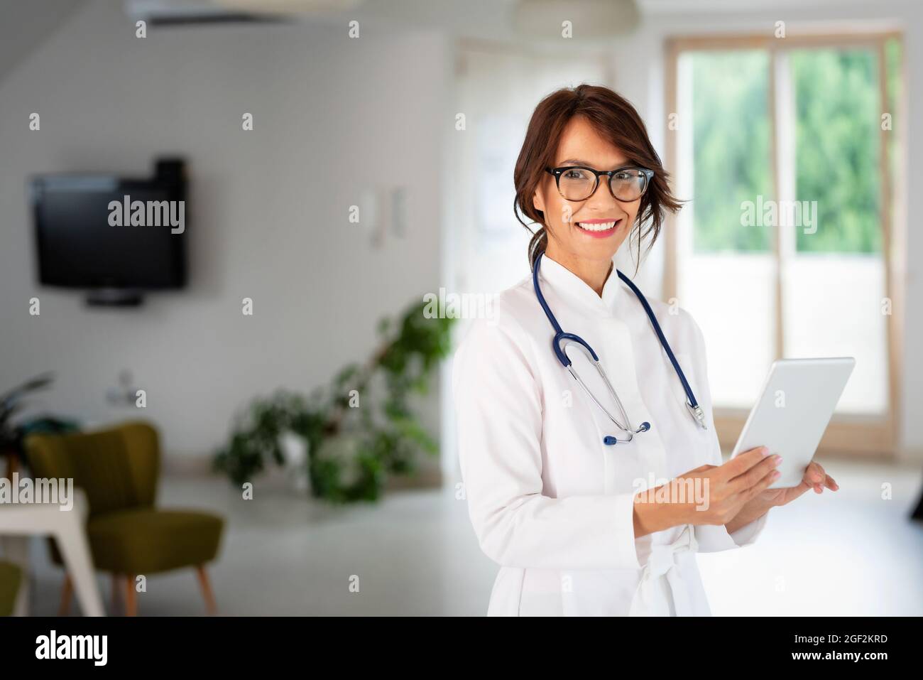 Doctor writing on patient chart hi-res stock photography and images - Alamy